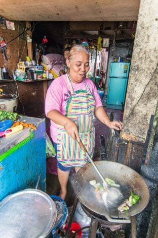 Khlong Toei: Encounters in Bangkok's Largest Slum