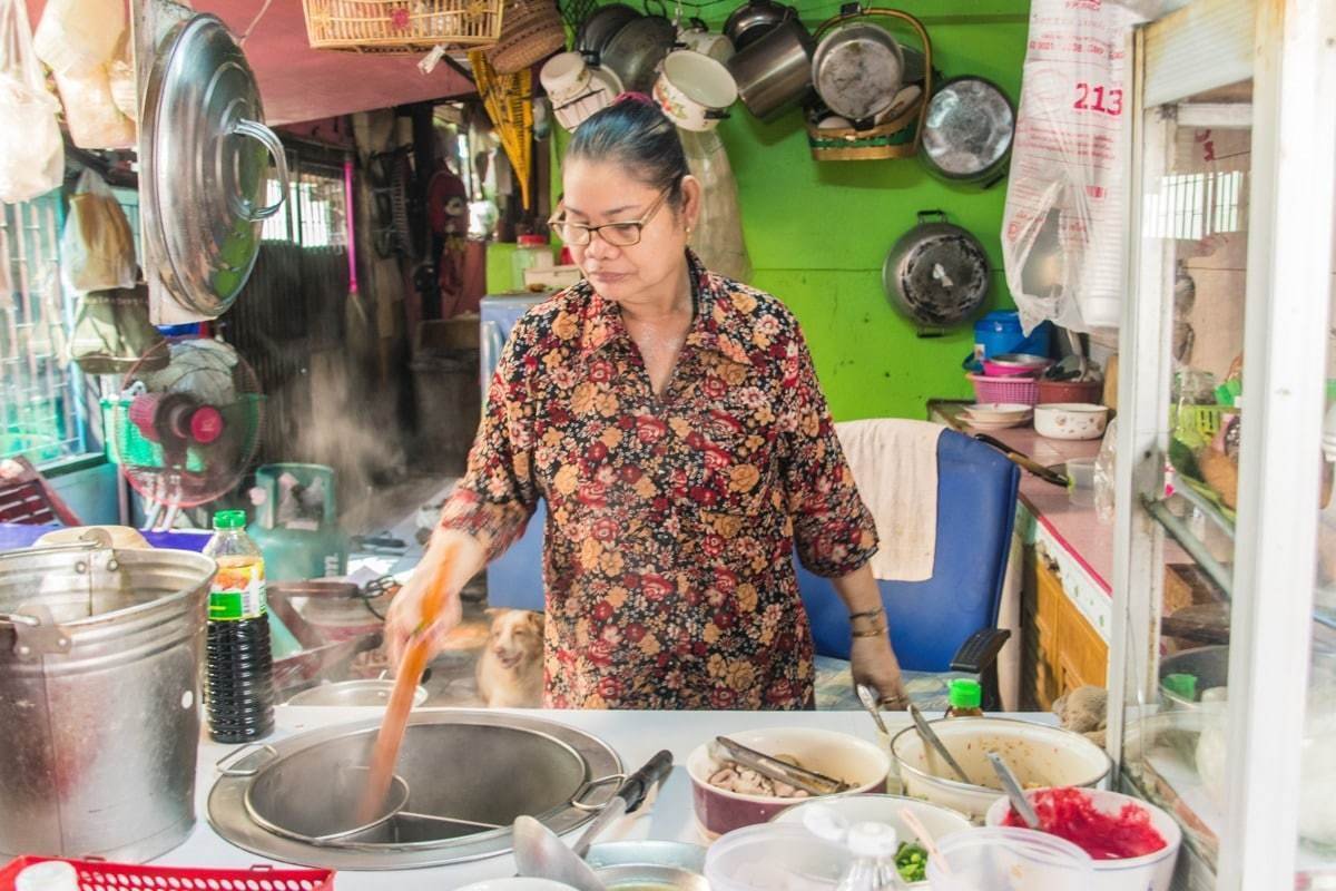 Khlong Toei: Encounters in Bangkok's Largest Slum
