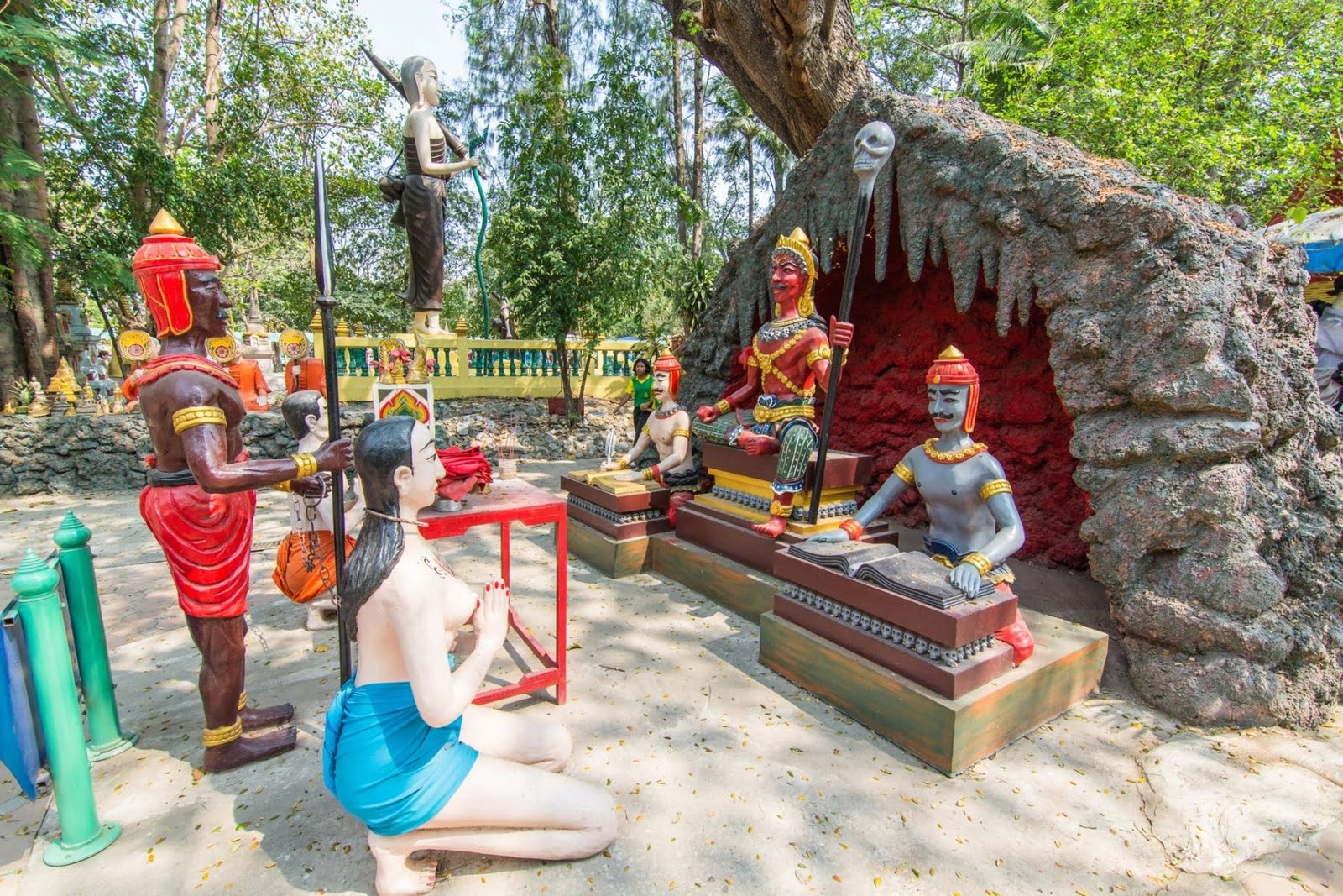 Wat Muang: the largest Buddha statue in Thailand (Ang Thong)