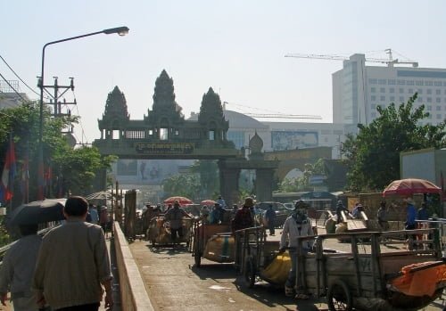 Crossing the Thailand–Cambodia border via Aranyaprathet–Poipet
